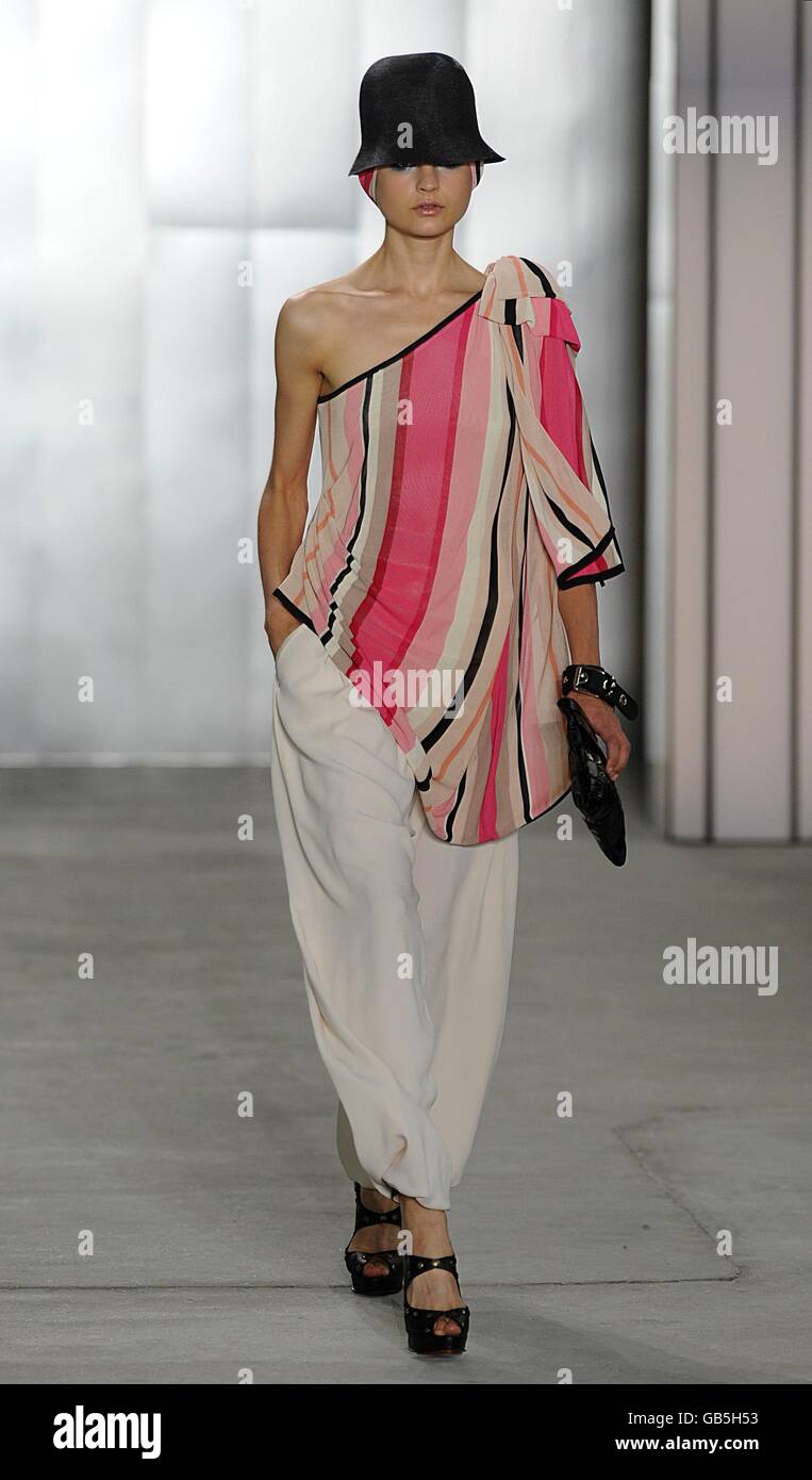 London Fashion Week - Temperley London Catwalk Show Stock Photo - Alamy