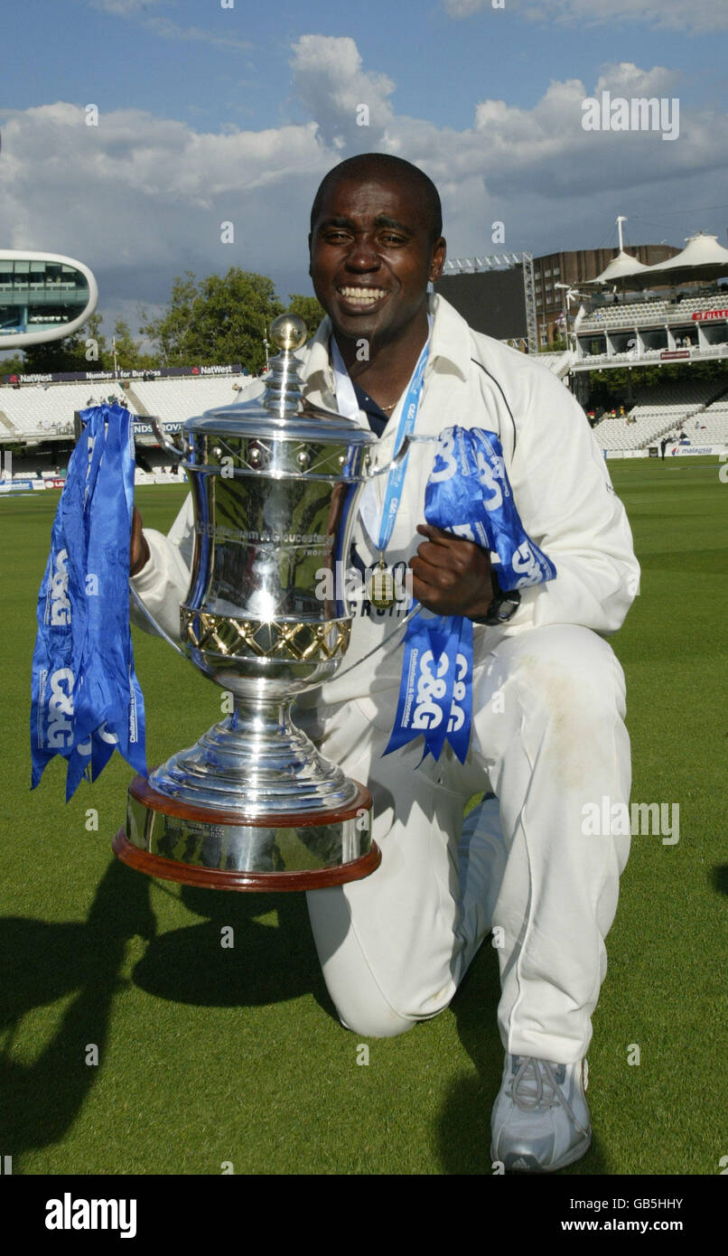 Gloucestershire's Captain Mark Alleyne with the C&G Trophy Stock Photo ...