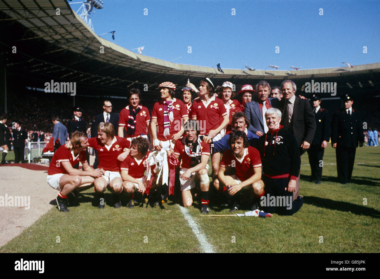 Manager tommy docherty and frank blunstone front row hi-res stock ...