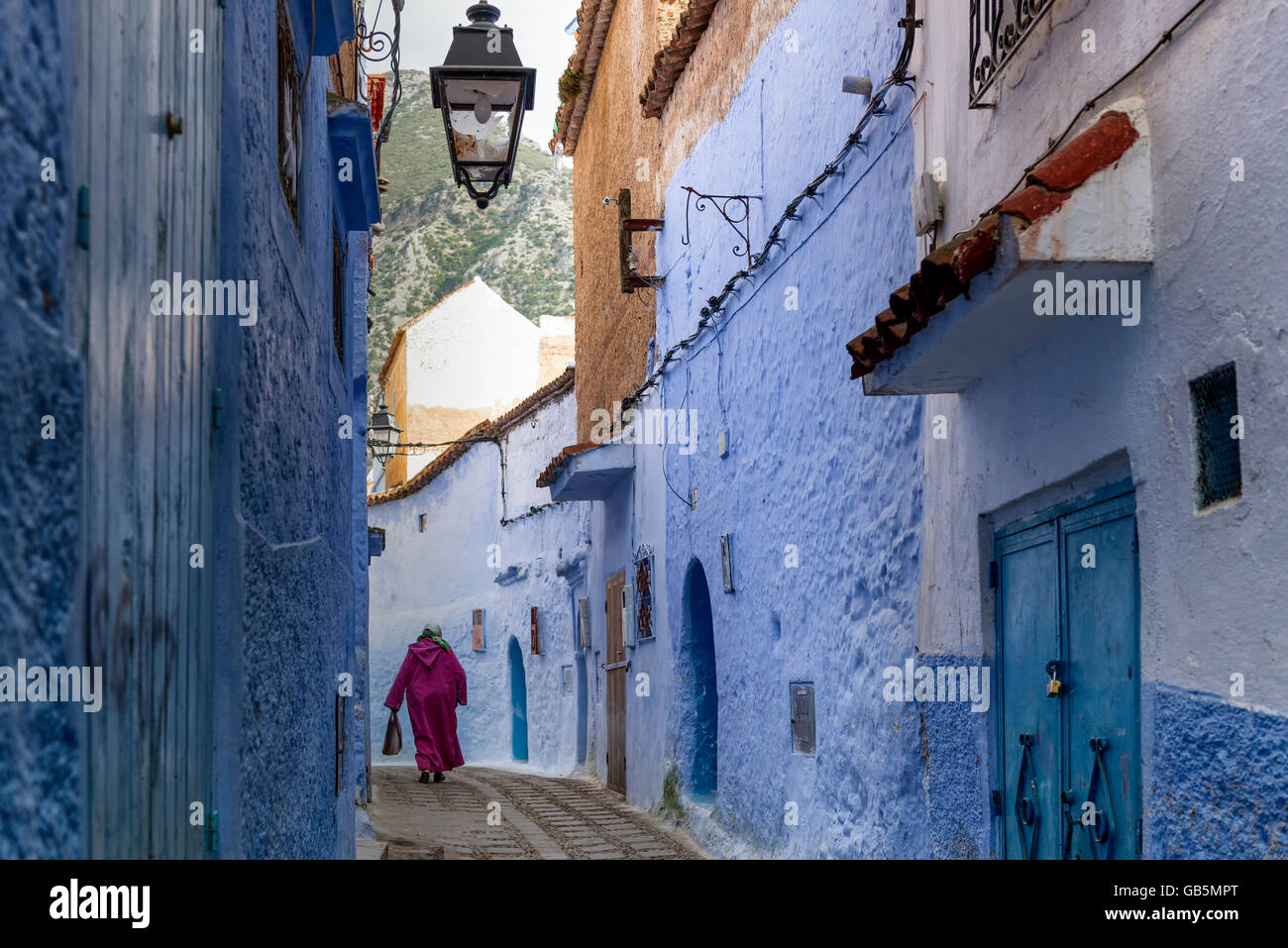 Moroccan woman wearing pink djellaba in Chefchaouen Stock Photo - Alamy