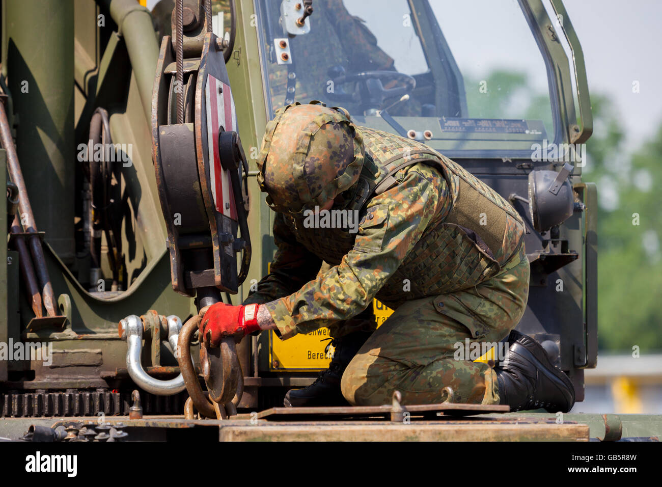 Army crane hi-res stock photography and images - Alamy