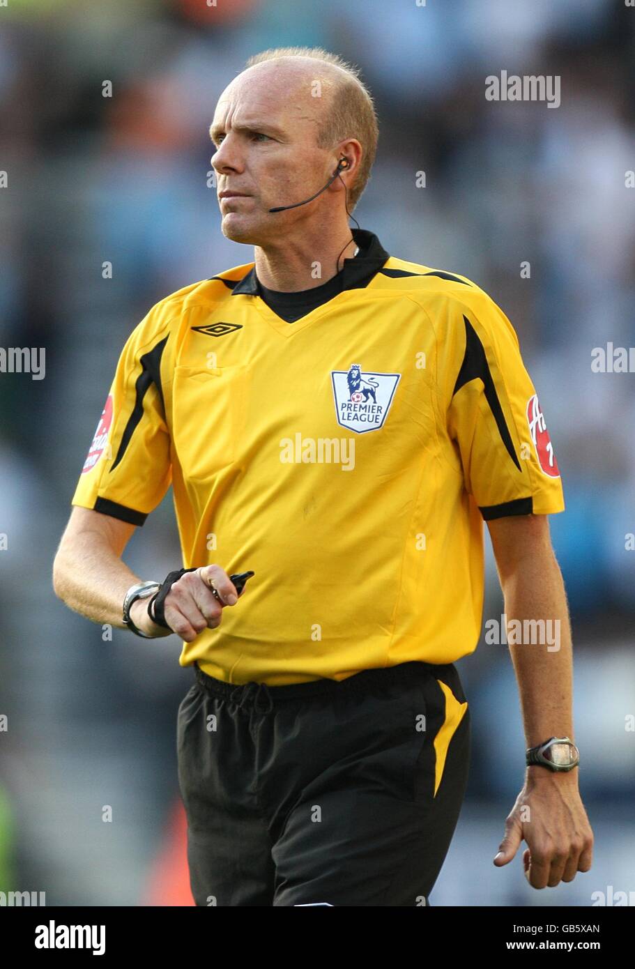 Football referee steve bennett hi-res stock photography and images - Alamy