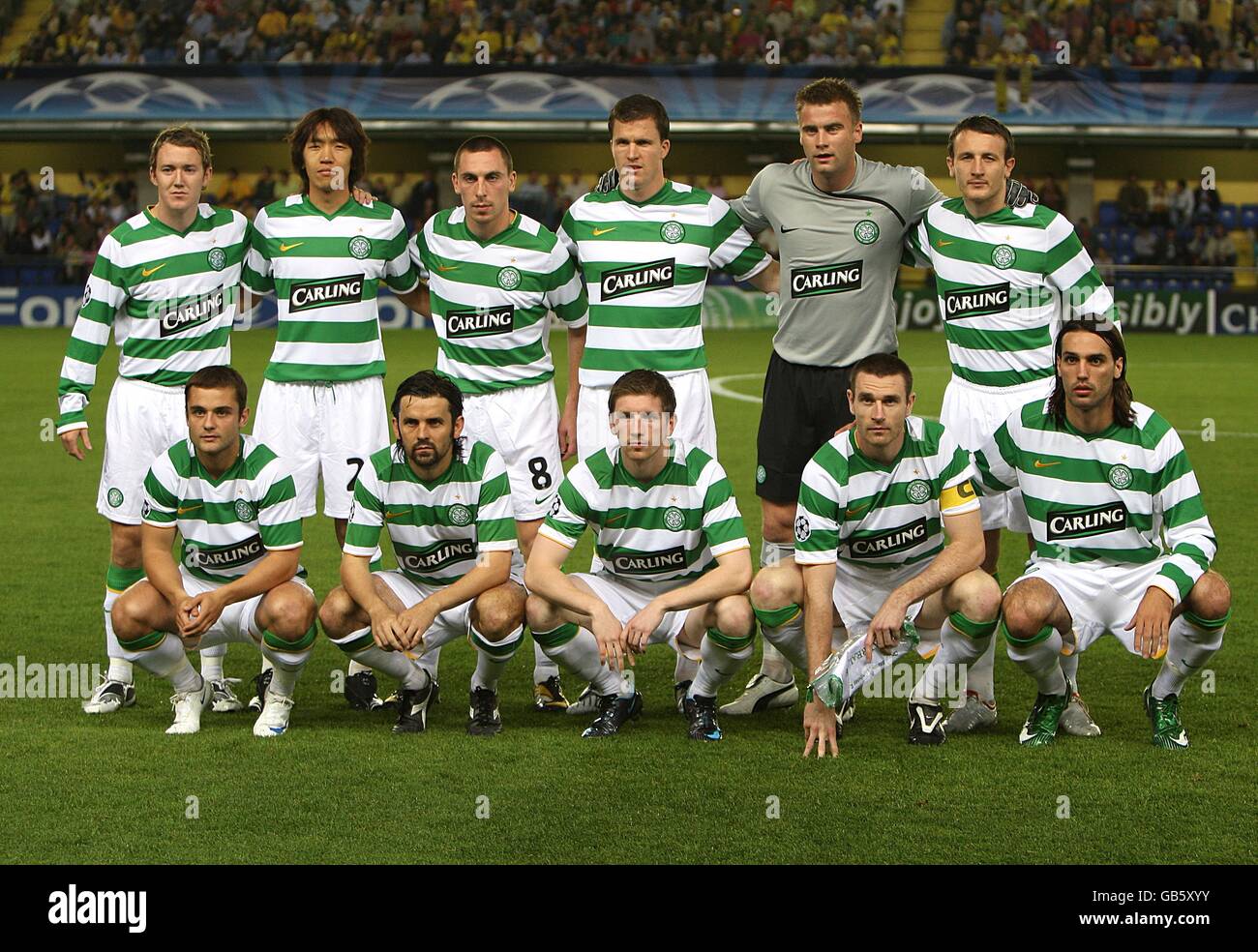 The Celtic players line up for a group photograph before kick off Stock ...