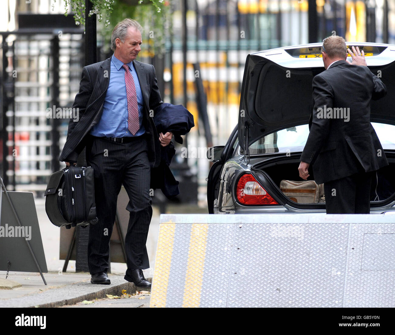 Geoff hoon leaves 10 downing street hi-res stock photography and images ...