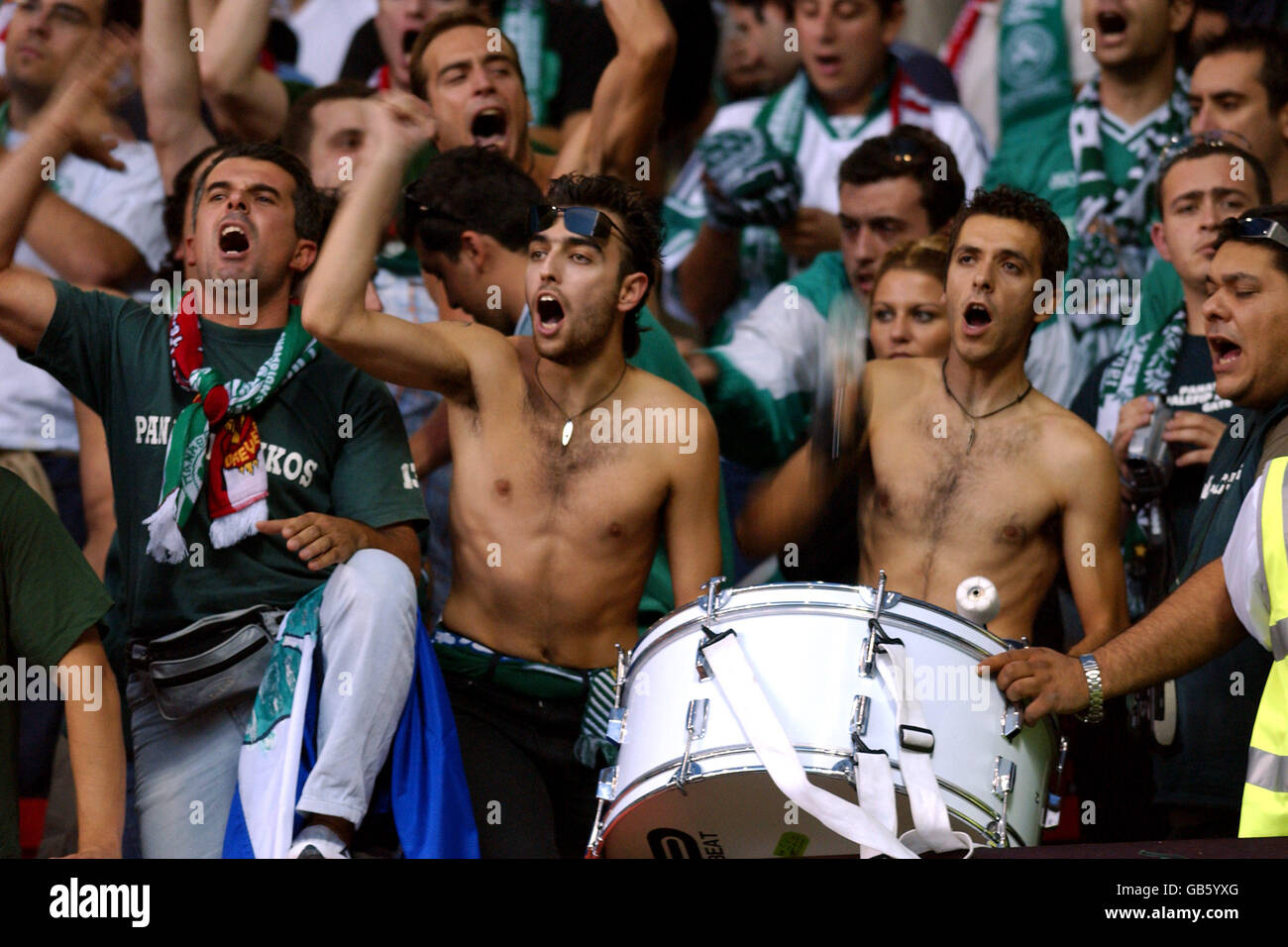 Old trafford fans cheer hi-res stock photography and images - Alamy