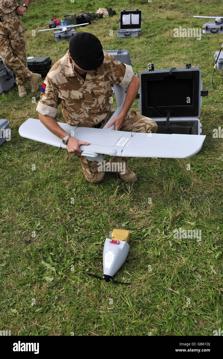 Military personnel using computer hi-res stock photography and images ...