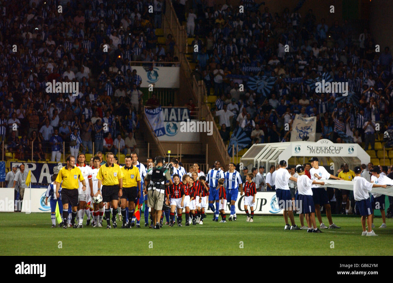 Referee graham barber leads ot teams hi-res stock photography and ...