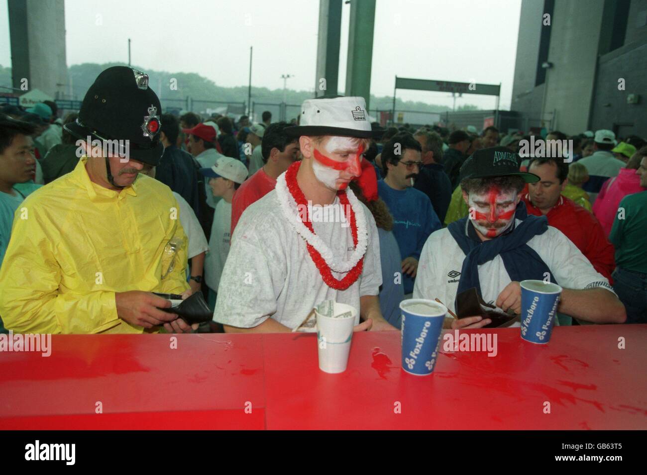 ENGLAND FANS AT A BAR IN BOSTON, AMERICA ***** DRINKING Stock Photo - Alamy
