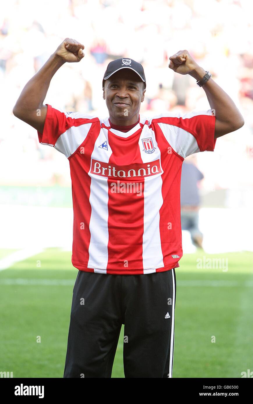 Former boxer sugar ray leonard prior to the game hi-res stock ...