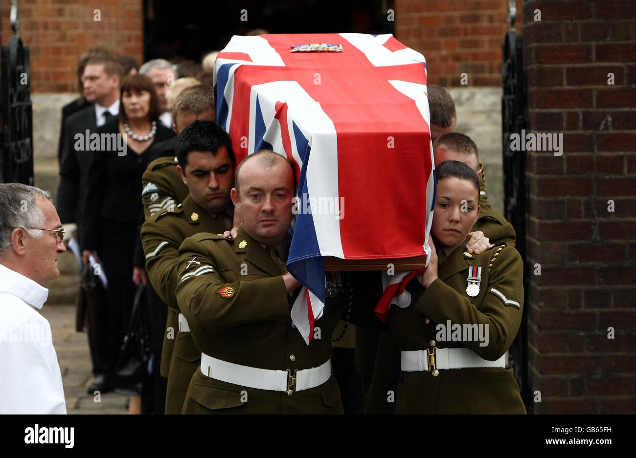 Colleagues in the 11 EOD Regiment carry the coffin of WO Gary O'Donnell ...