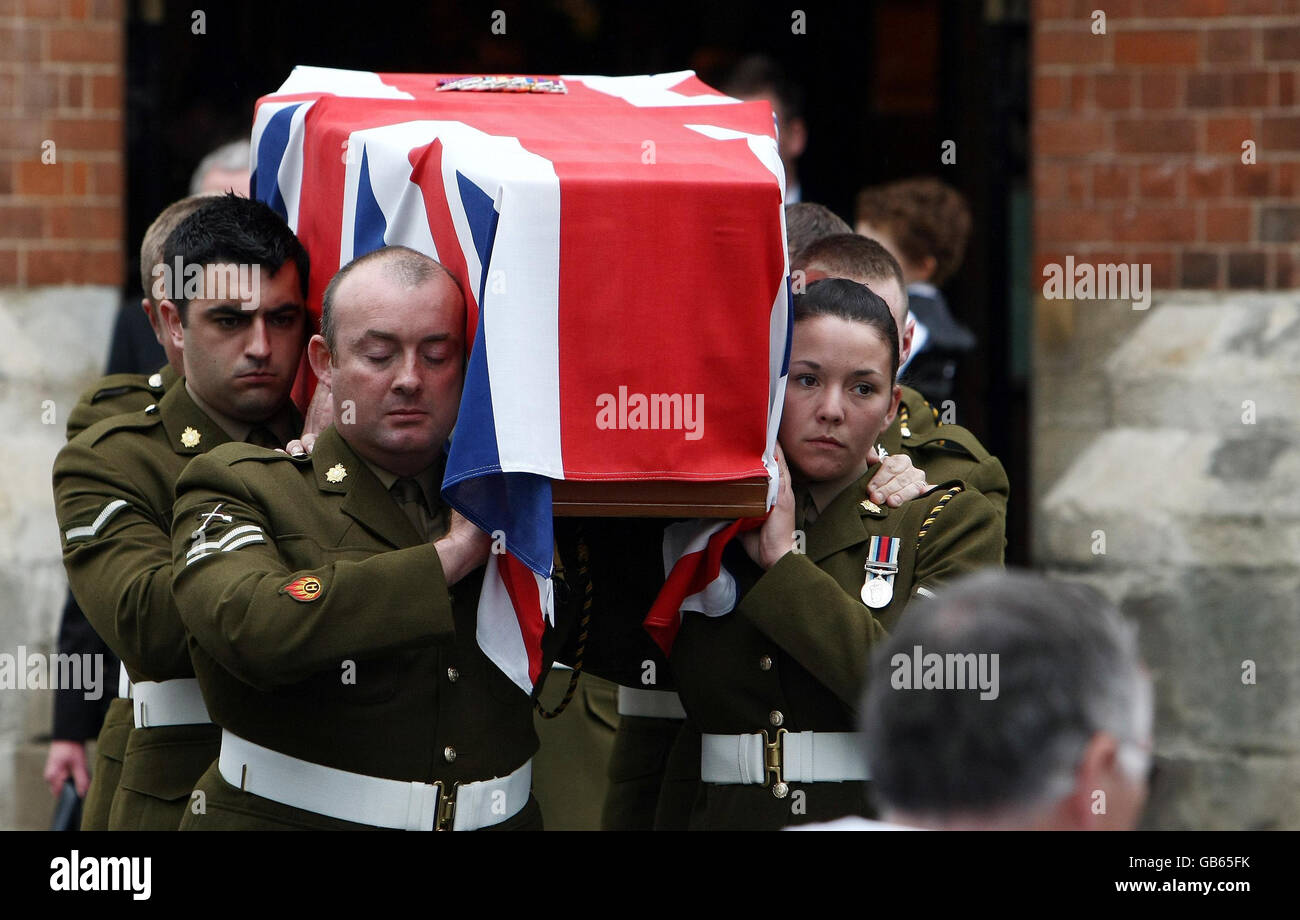Colleagues in the 11 EOD Regiment carry the coffin of WO Gary O'Donnell ...