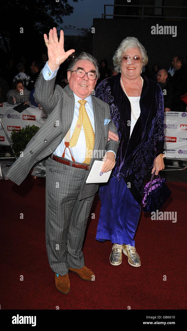 Ronnie anne corbett hi-res stock photography and images - Alamy
