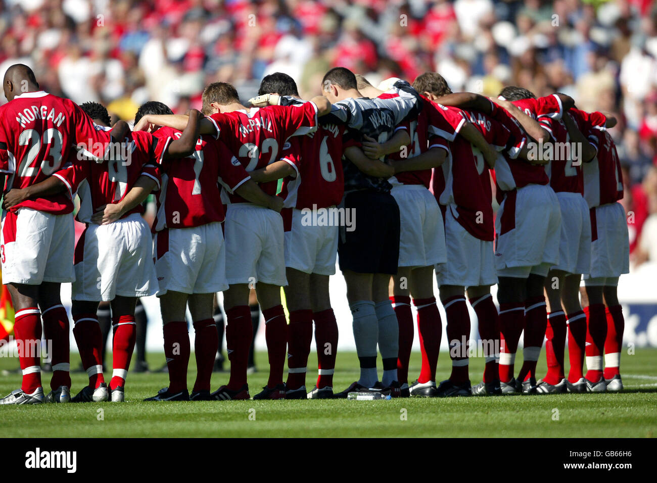The Nottingham Forest team observe the minutes silence for ex players ...