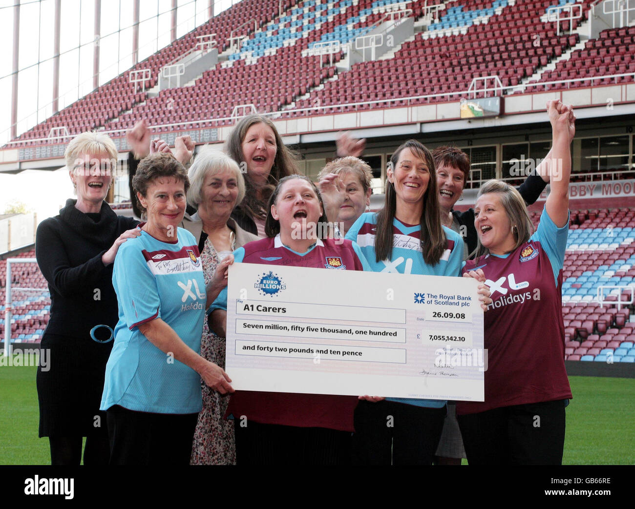 Oversized cheque hi-res stock photography and images - Alamy