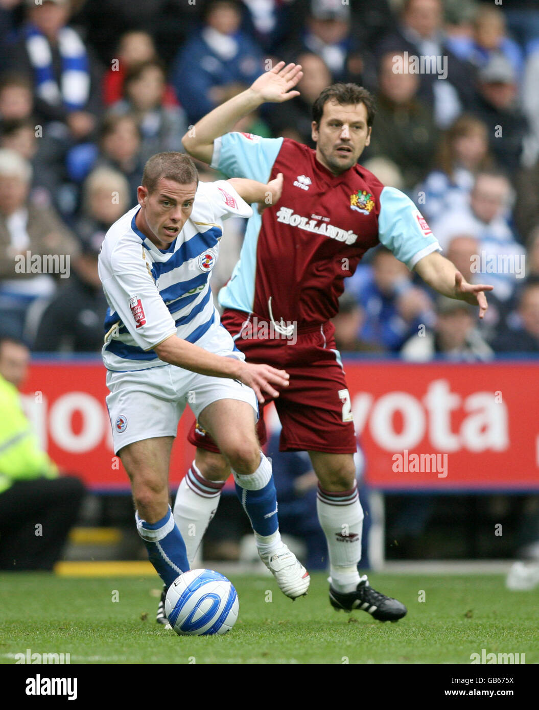 Reading's Chris Armstrong and Burnley's Robbie Blake Stock Photo - Alamy