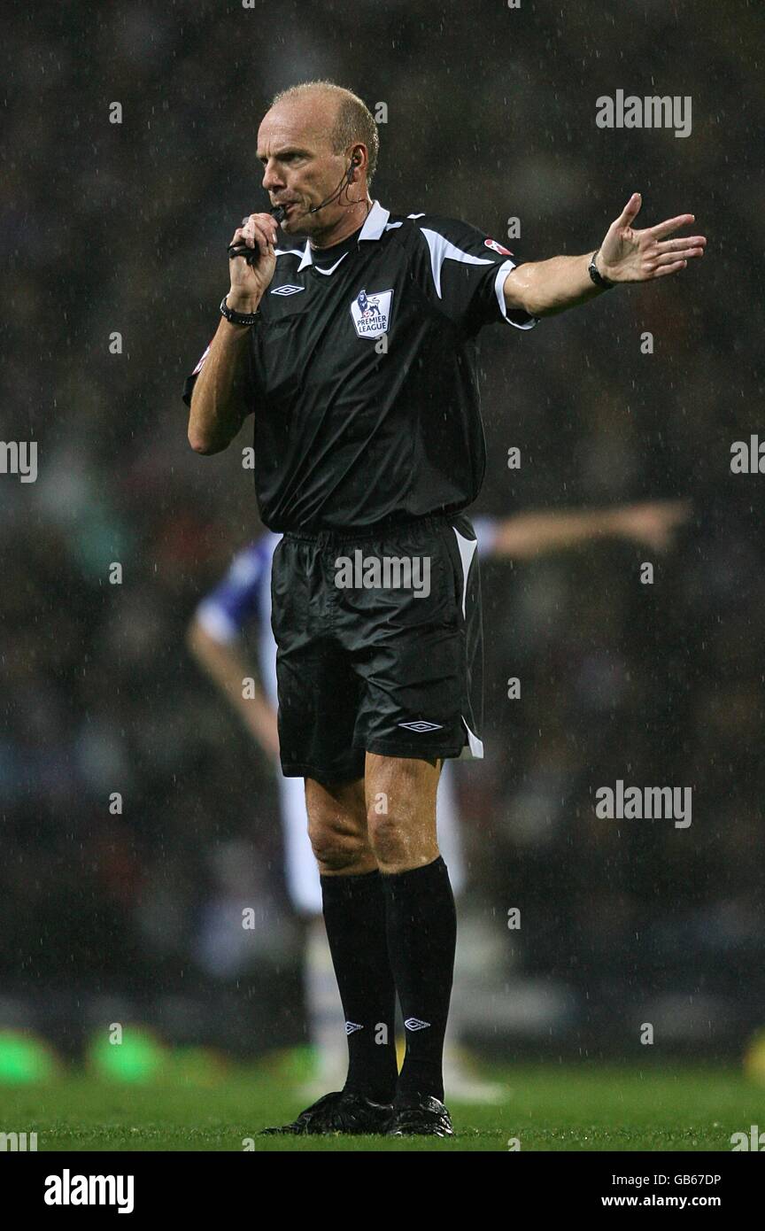Football referee steve bennett hi-res stock photography and images - Alamy