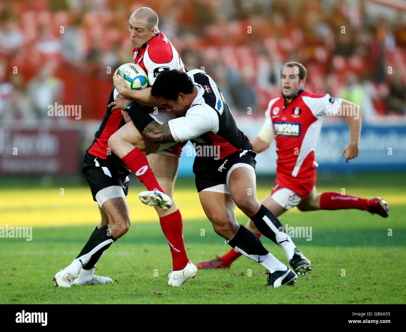 Gloucester's Mike Tindal is squeezed out by the Biarritz cover during ...