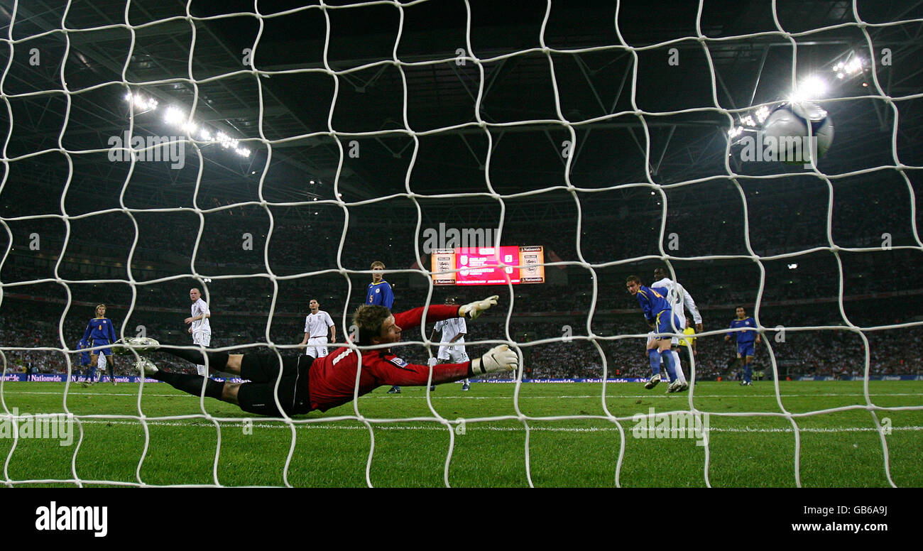 England's Wayne Rooney (2nd left) scores his first goal of the game ...