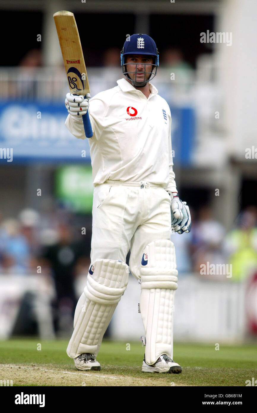 England's Graham Thorpe acknowledges the crowd as he reaches the 100 ...