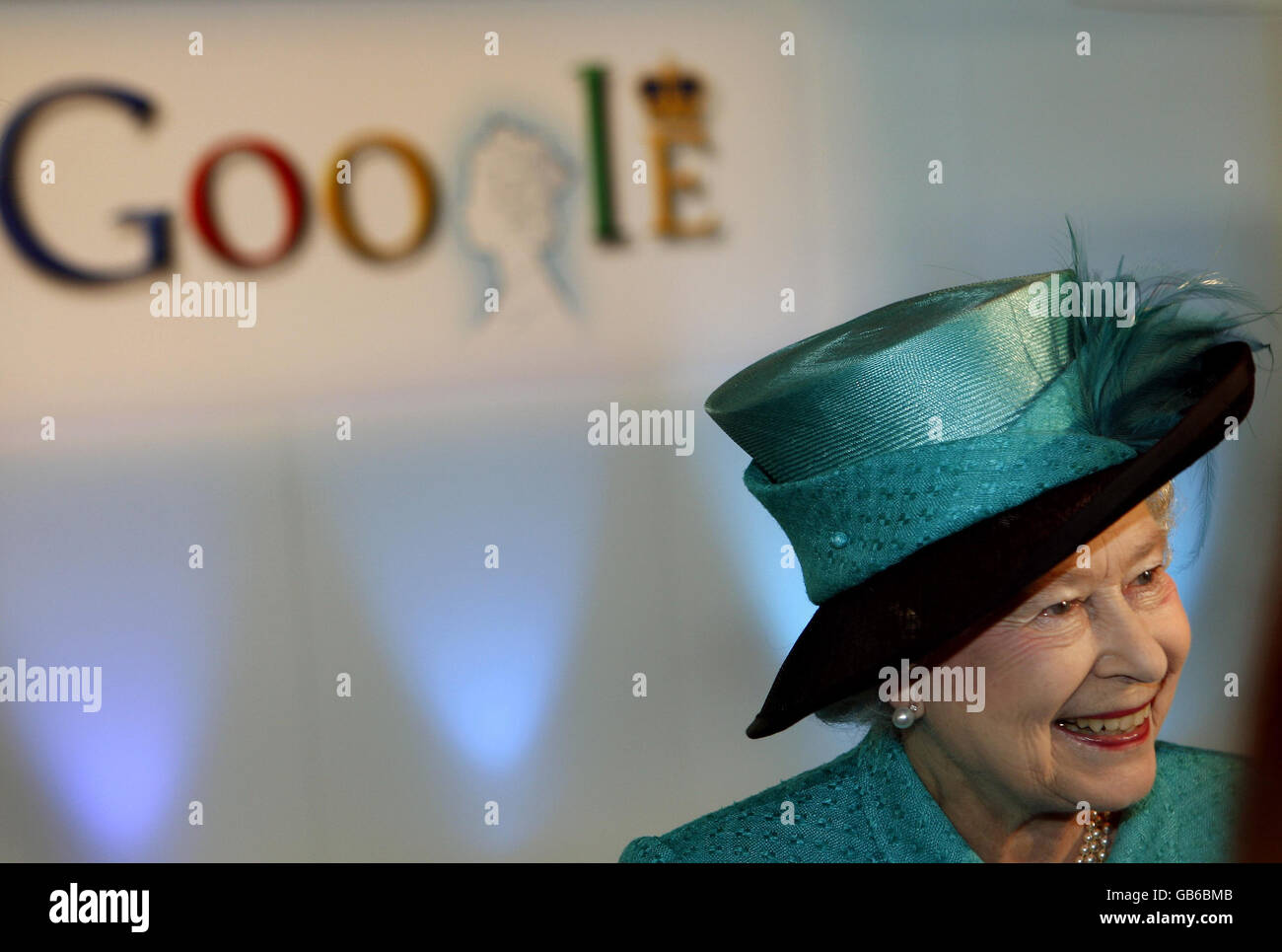 Queen elizabeth ii smile headshot hi-res stock photography and images ...