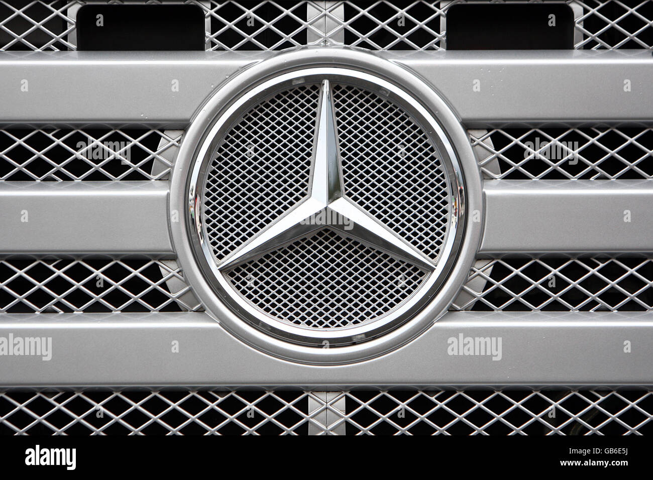 Mercedes emblem hi-res stock photography and images - Alamy