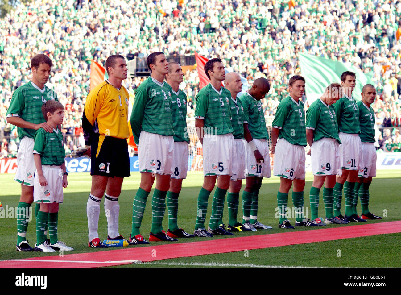 Ireland team line up before kick off hi-res stock photography and ...
