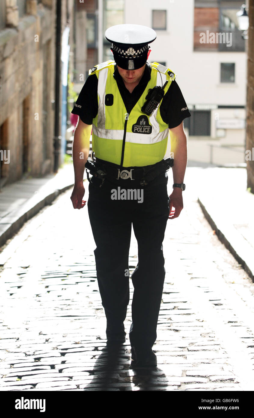 Scottish Policeman on the streets of Edinburgh Stock Photo - Alamy