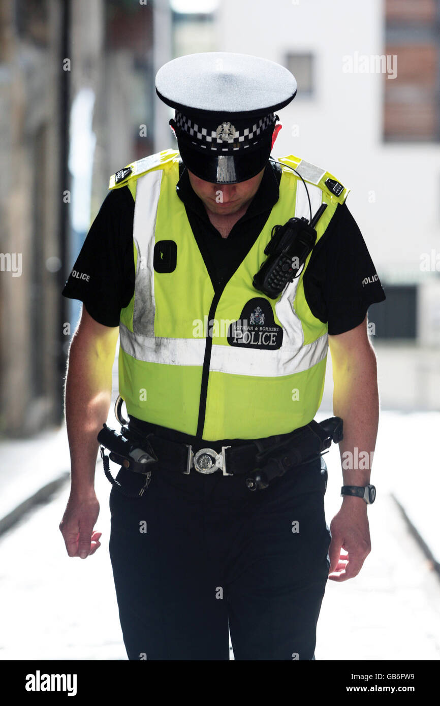 Scottish Policeman on the streets of Edinburgh Stock Photo - Alamy