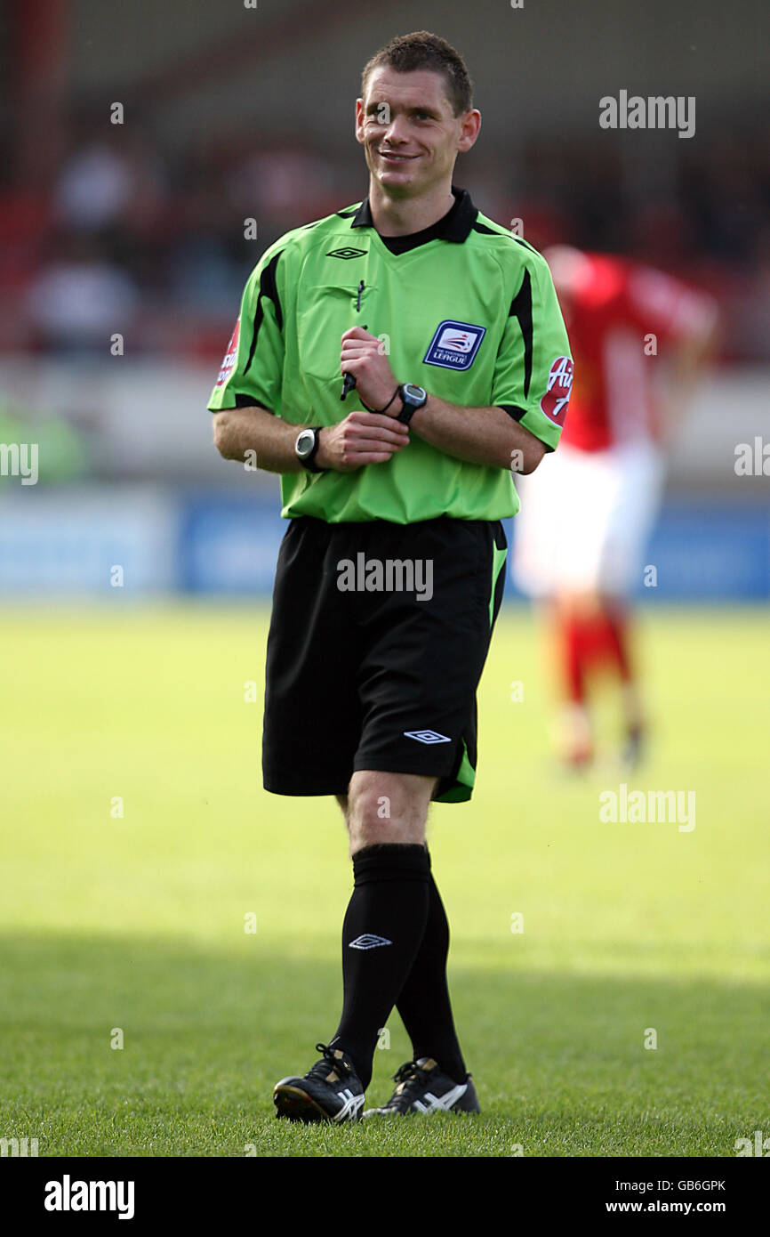 Referee steve bratt hi-res stock photography and images - Alamy