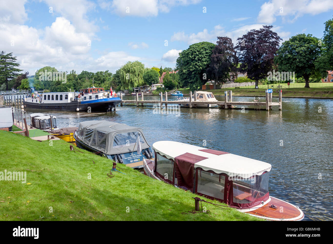 River Thames at Bell Weir Lock, Runnymede, Surrey, England, United ...