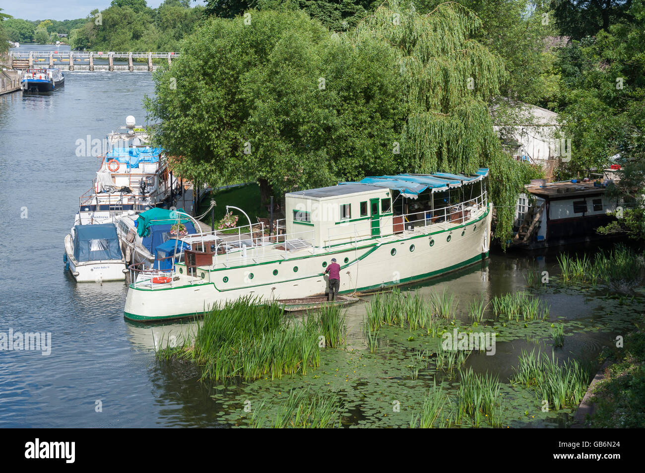 House on the banks of the river thames hi-res stock photography and ...