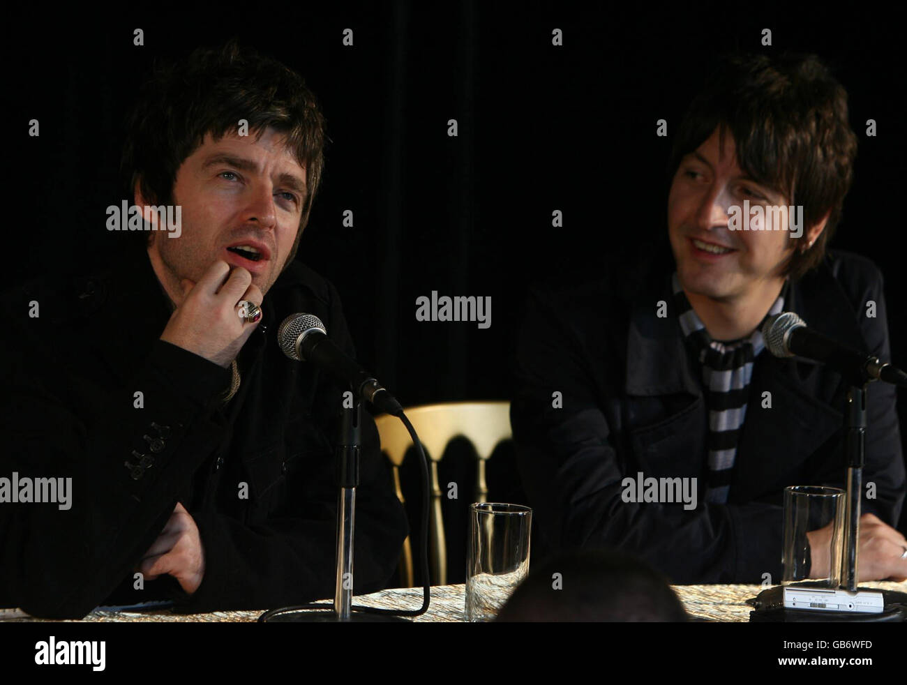 Gem archer oasis guitarist hi-res stock photography and images - Alamy