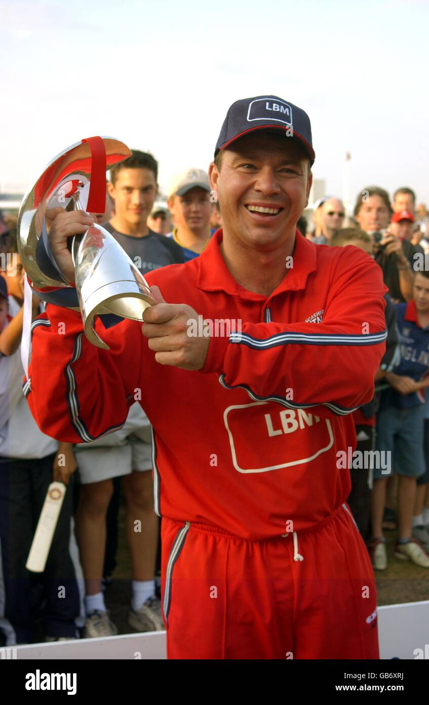 Lancashire captain Warren Hegg celebrates winning the Division Two ...
