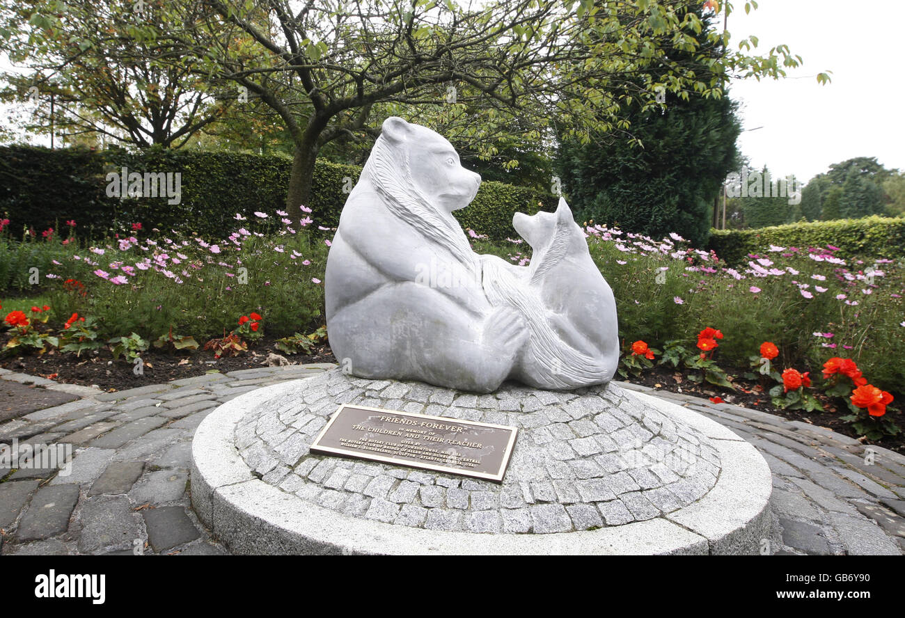 A memorial to the children who died in the Dunblane massacre in ...