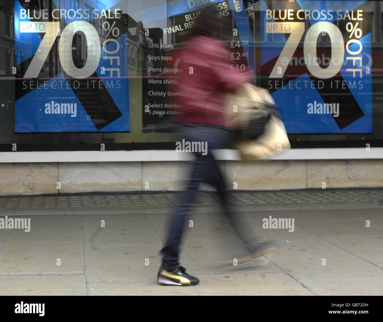 Shopper sale signs in shop window on oxford street hi-res stock ...