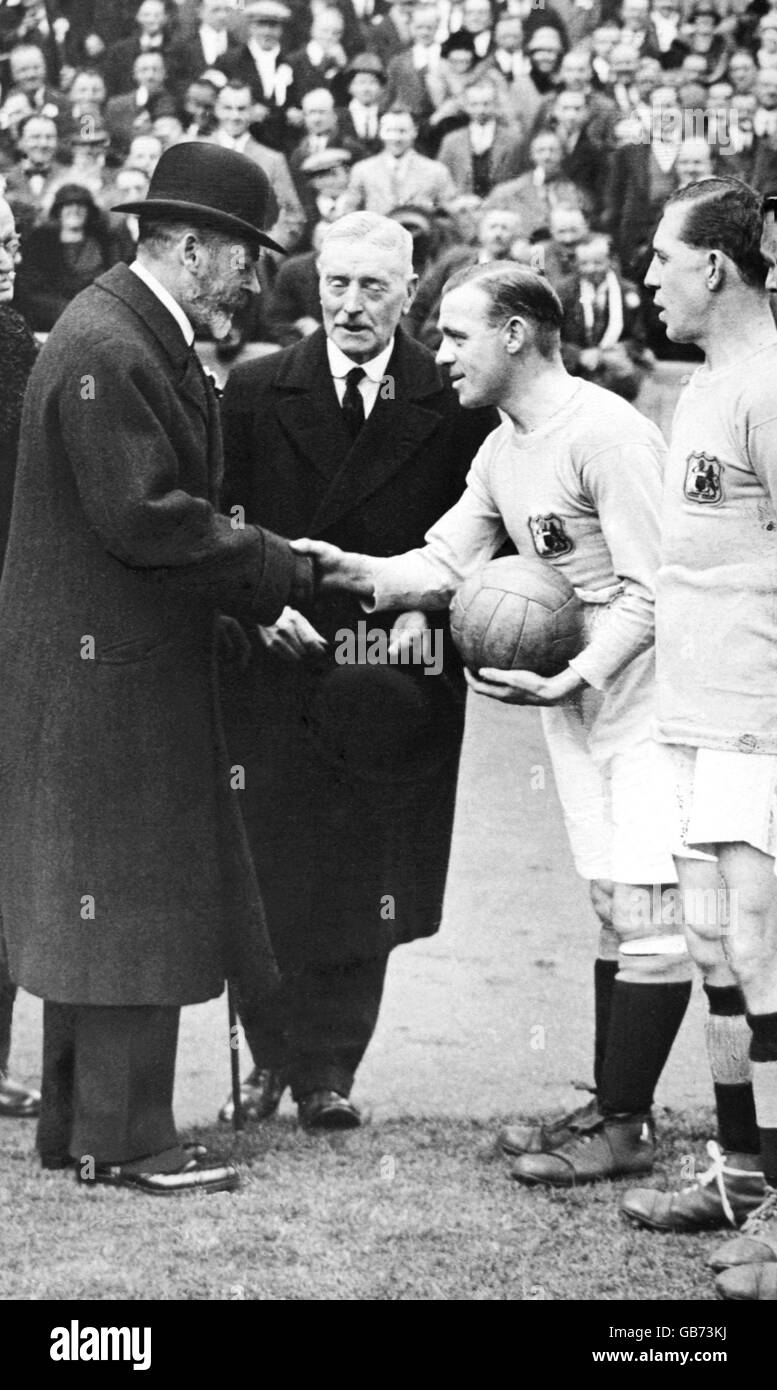 HRH King George V (l) shakes hands with Manchester City captain Jimmy ...