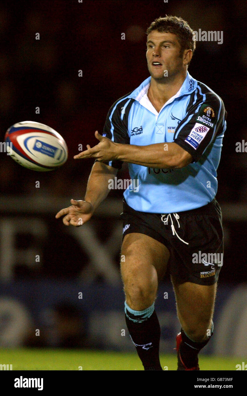 Newcastle falcons tom may offlaods the ball hi-res stock photography ...