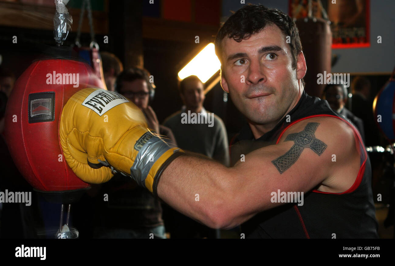 Boxing joe calzaghe work out enzo calzaghe gym hi-res stock photography ...
