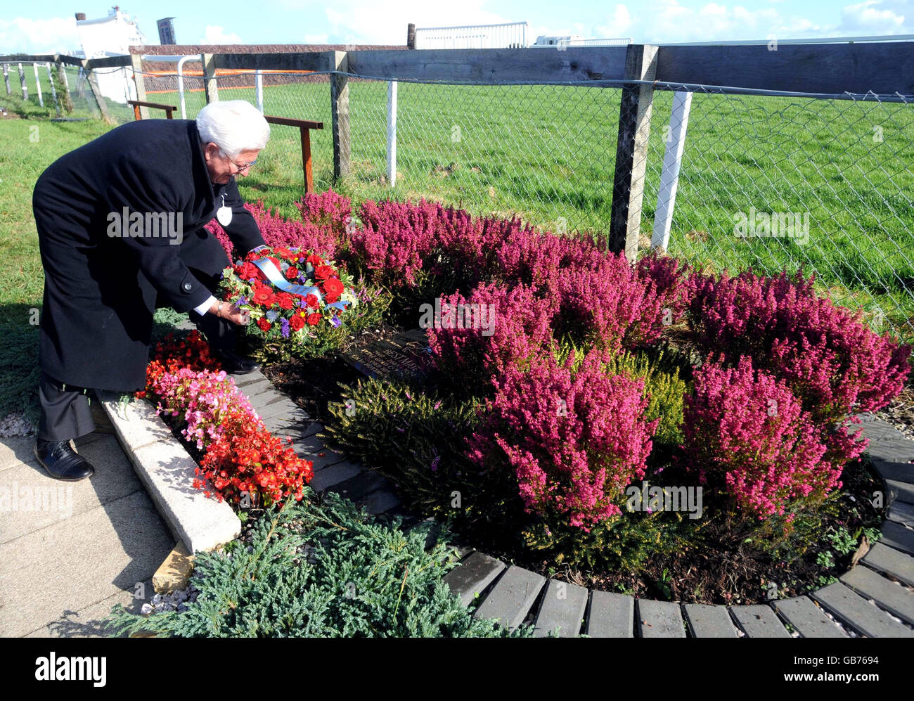 Lays wreath on the best mate memorial at racecourse hi-res stock ...