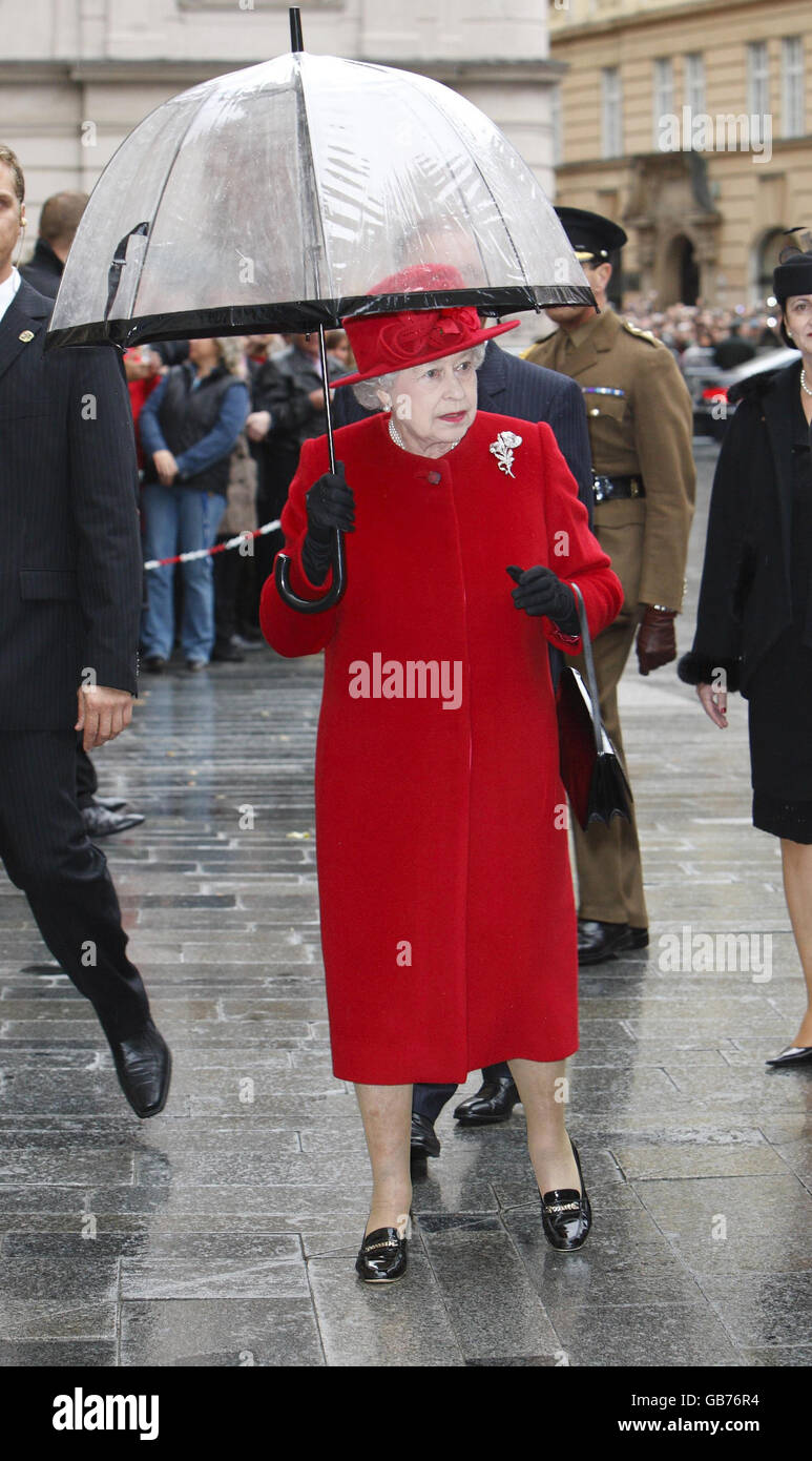 Queen elizabeth ii visit slovakia hi-res stock photography and images ...