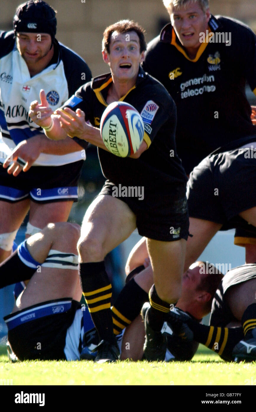 London wasps rob howley passes the ball out of scrum hi-res stock ...