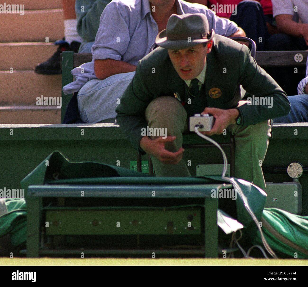WIMBLEDON TENNIS - ATMOSPHERE. LINE JUDGE Stock Photo - Alamy