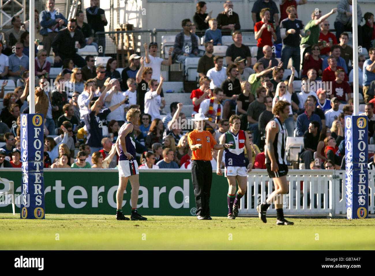 Australian football umpire rules hi-res stock photography and images ...