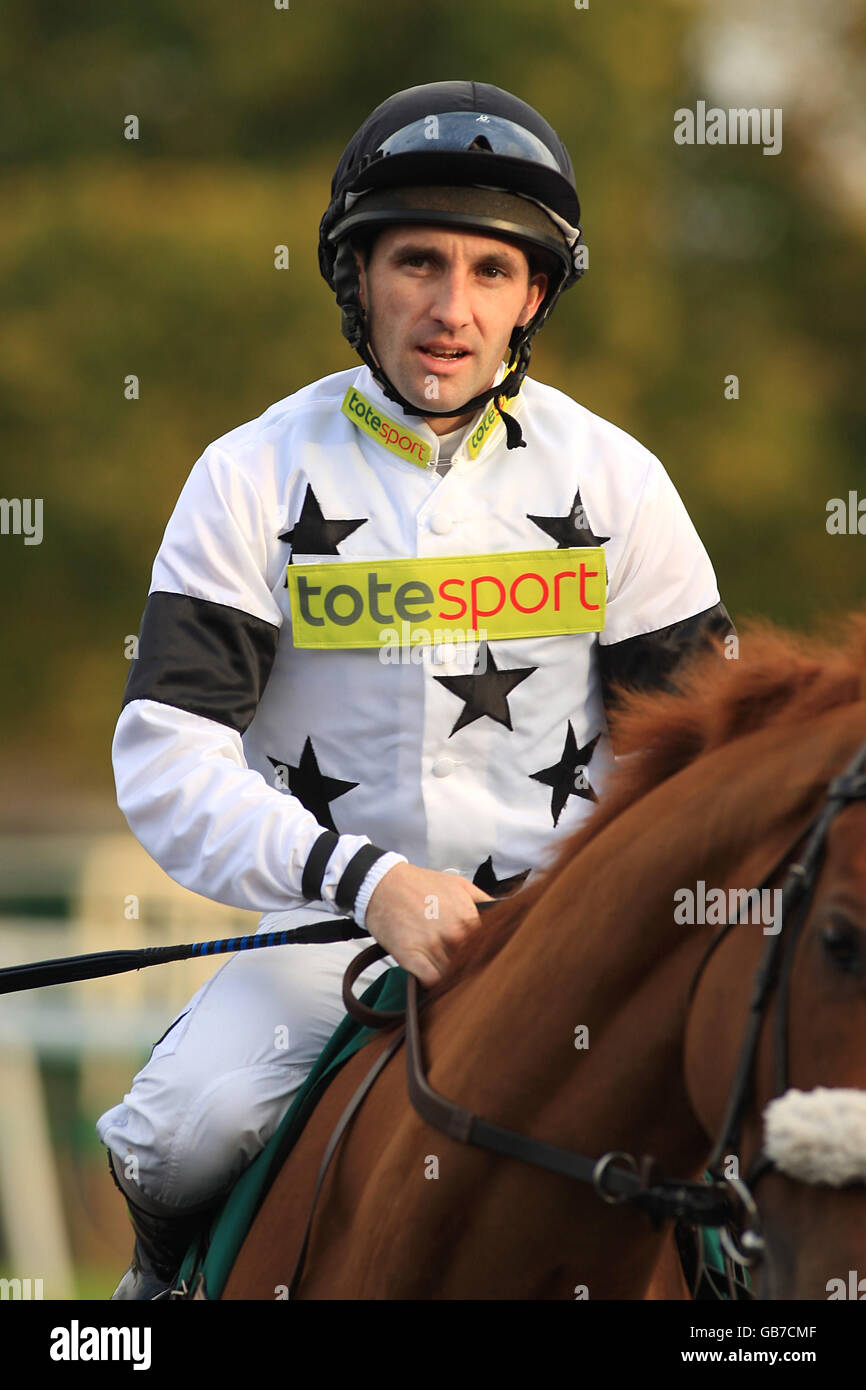 Horse Racing - Lingfield Park. Jockey Neil Callan Stock Photo - Alamy