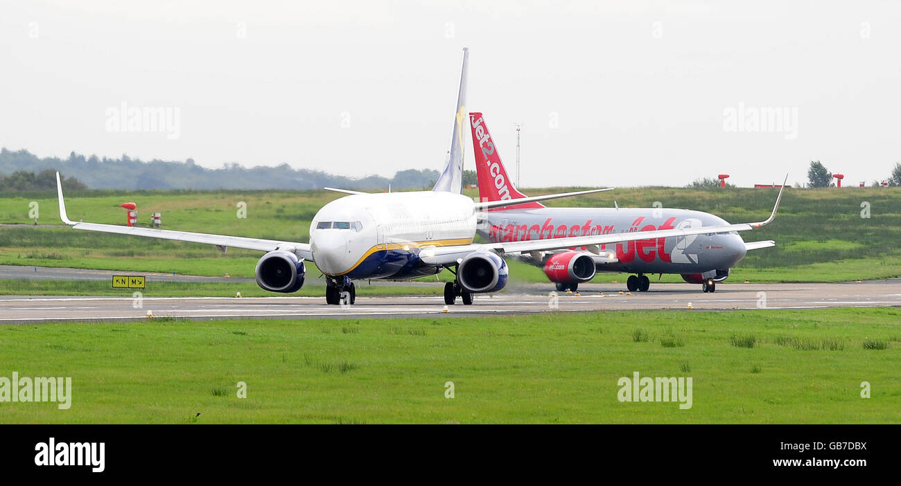 Aeroplanes on runway leeds bradford international airport hi-res stock ...