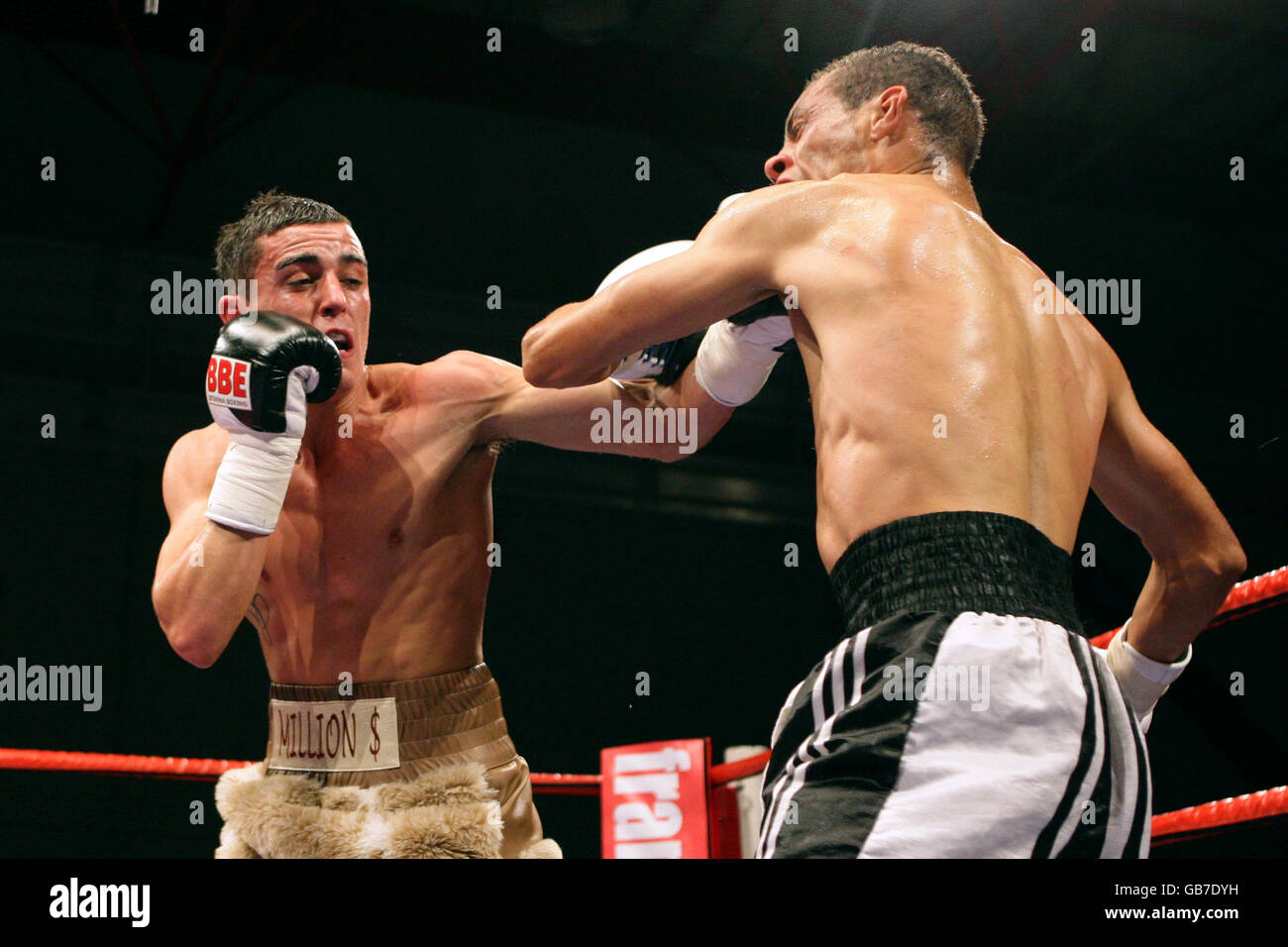 Anthony Crolla (l) and Carl Allen during their Super-Featherweight bout ...
