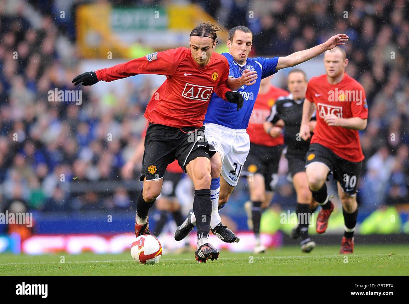 Everton's Leon Osman and Manchester United's Dimitar Berbatov (left) battle for the ball Stock ...