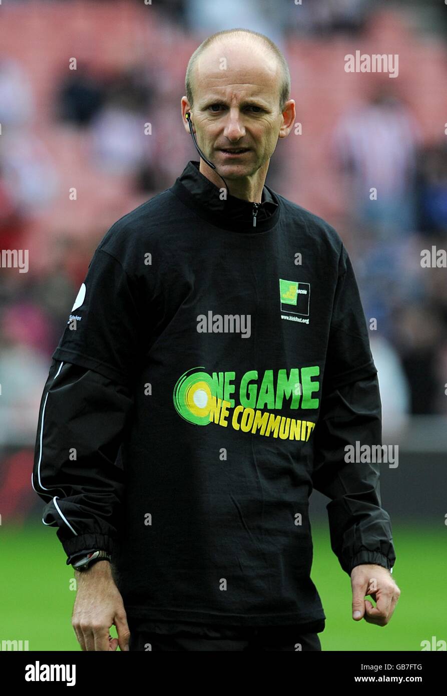 Mike riley premier league referee hi-res stock photography and images ...