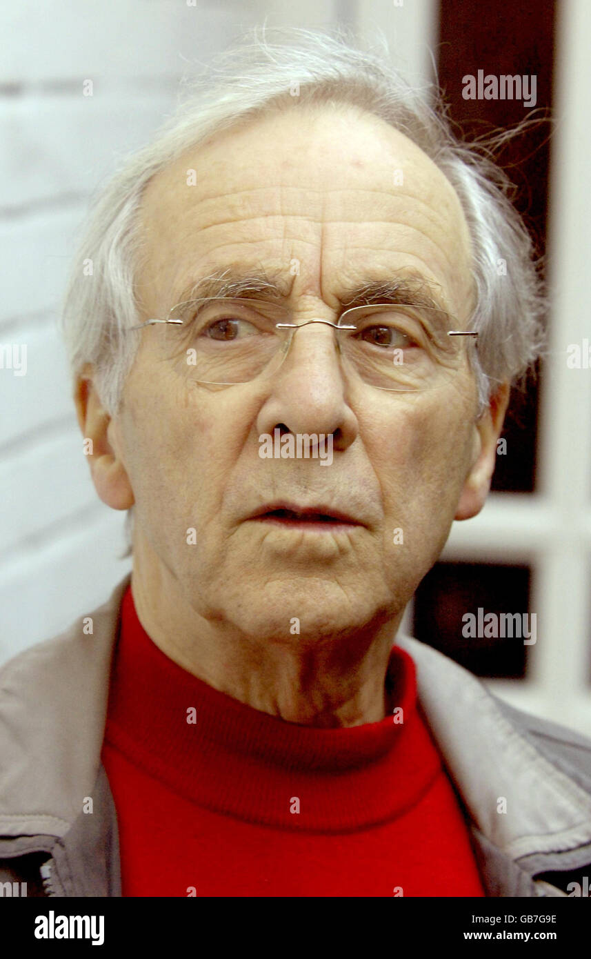 Andrew sachs portrait hi-res stock photography and images - Alamy