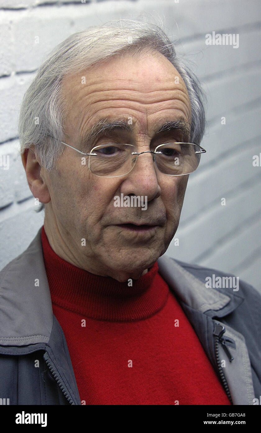 Actor Andrew Sachs outside his home in north London Stock Photo - Alamy